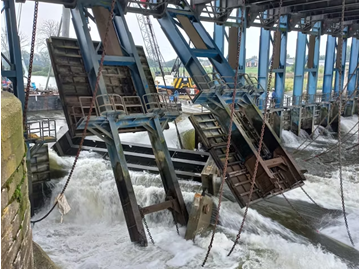 Maas tussen Sambeek en Grave gestremd - Waterschap Aa en Maas