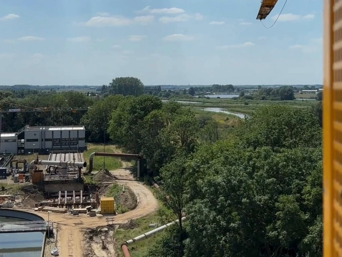 Een kijkje op onze rioolwaterzuivering in Oijen vanuit een kraanmachine ...
